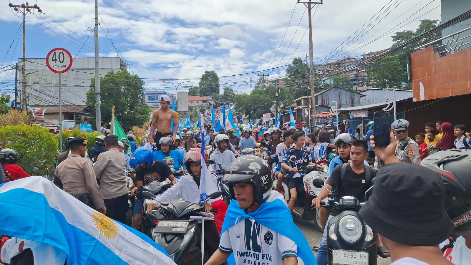 Hattrick Gol Messi di Lapangan, Lautan Biru-Putih di Jalanan Ambon ...